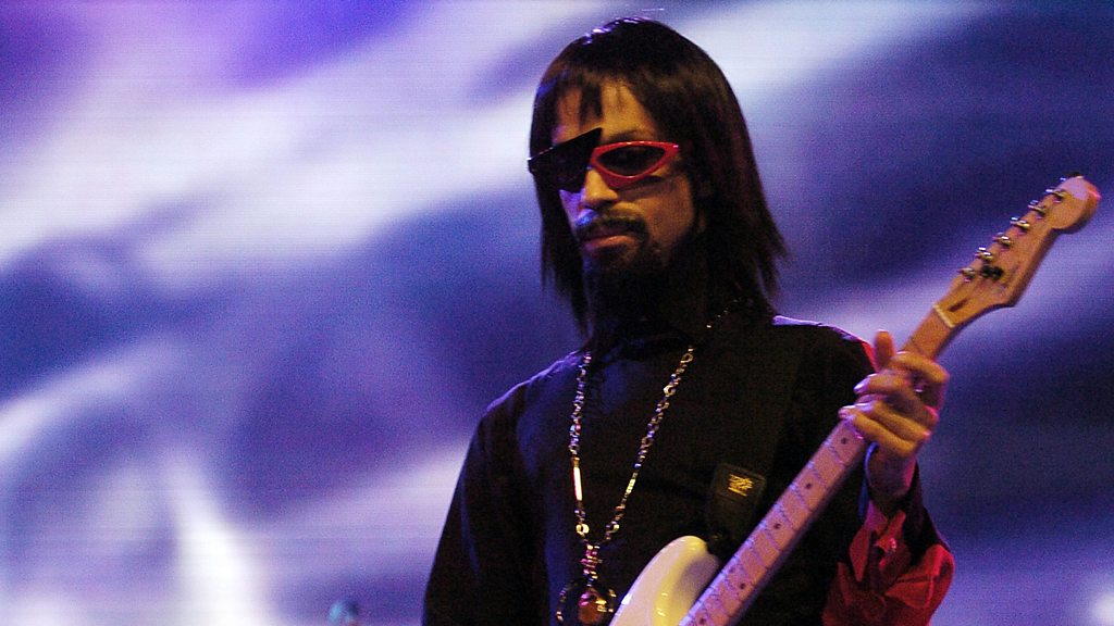Prince death: Five strange stories about mysterious US musician - BBC News