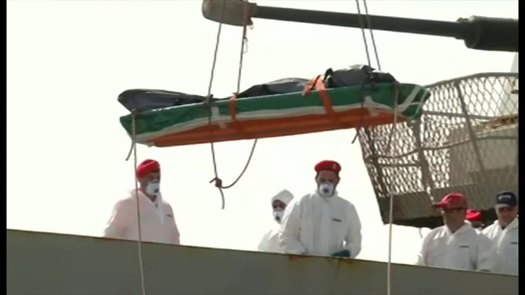 【移民危機】地中海でボート遭難相次ぐ 遺体もイタリア上陸 - BBCニュース