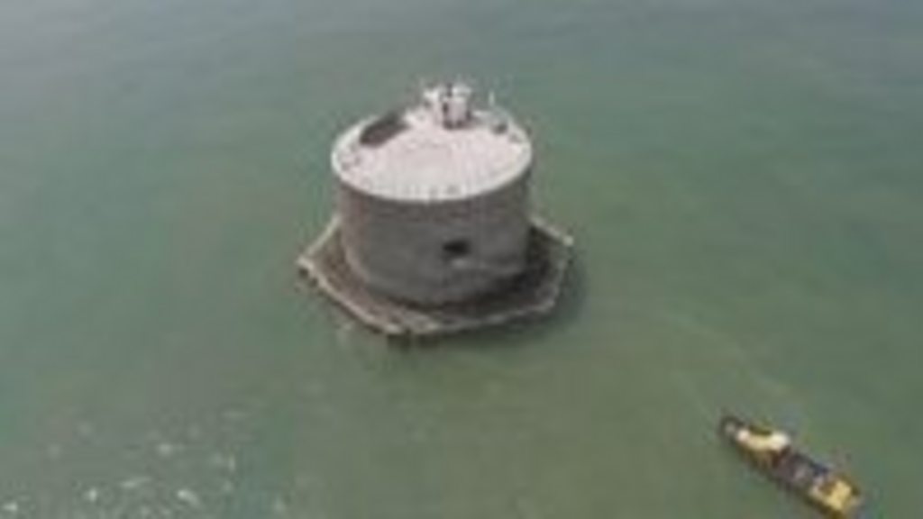 The story of the Solent's Nab Tower lighthouse - BBC News