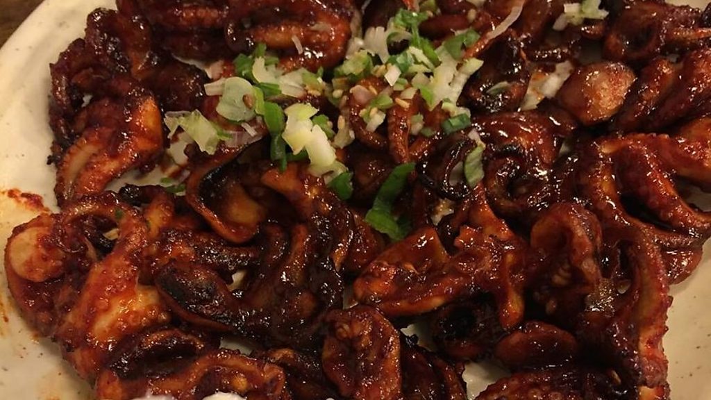 Upishi wa kisasa wa pweza wavuma Dar - BBC News Swahili