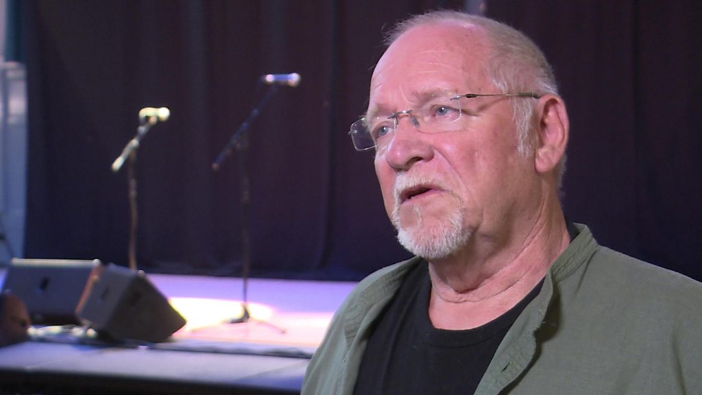 Eric Bogle on the buzz of anti-war songs - BBC News