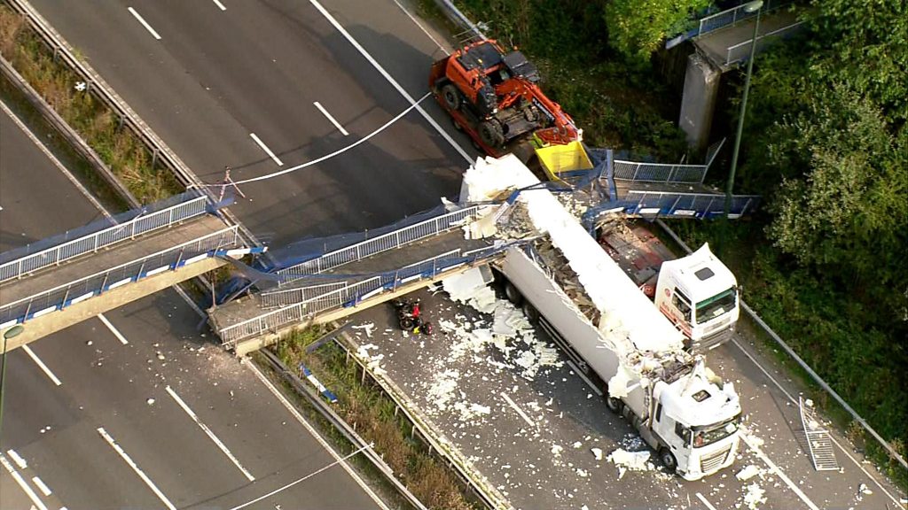 M20 motorway shut after lorry crash causes bridge collapse - BBC News