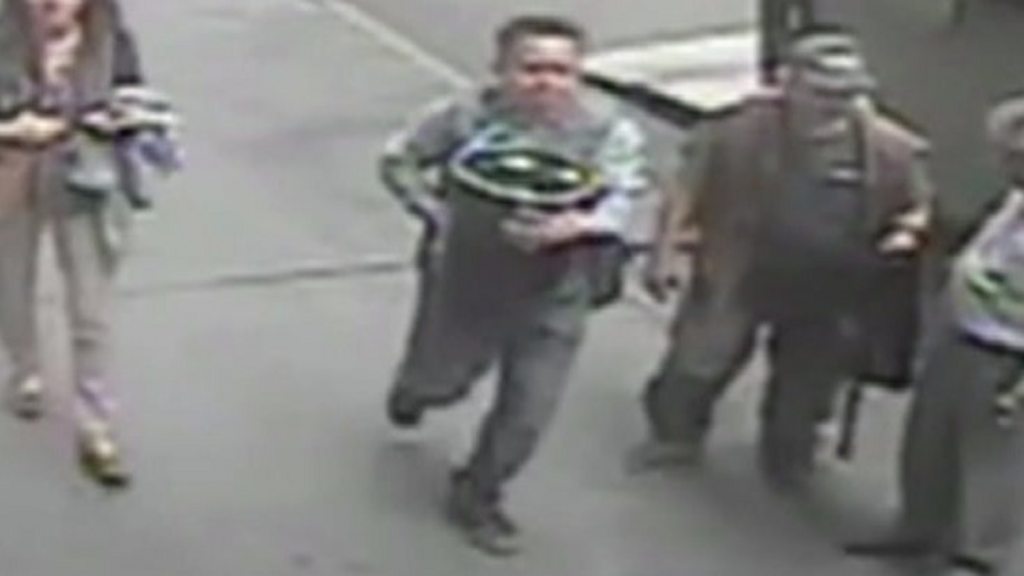 Thief gets away with $1.6m bucket of gold flakes - BBC News