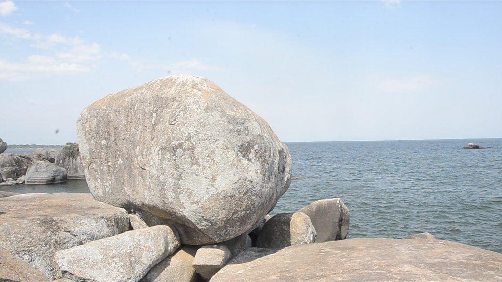 Jiwe kubwa linalocheza nchini Tanzania - BBC News Swahili