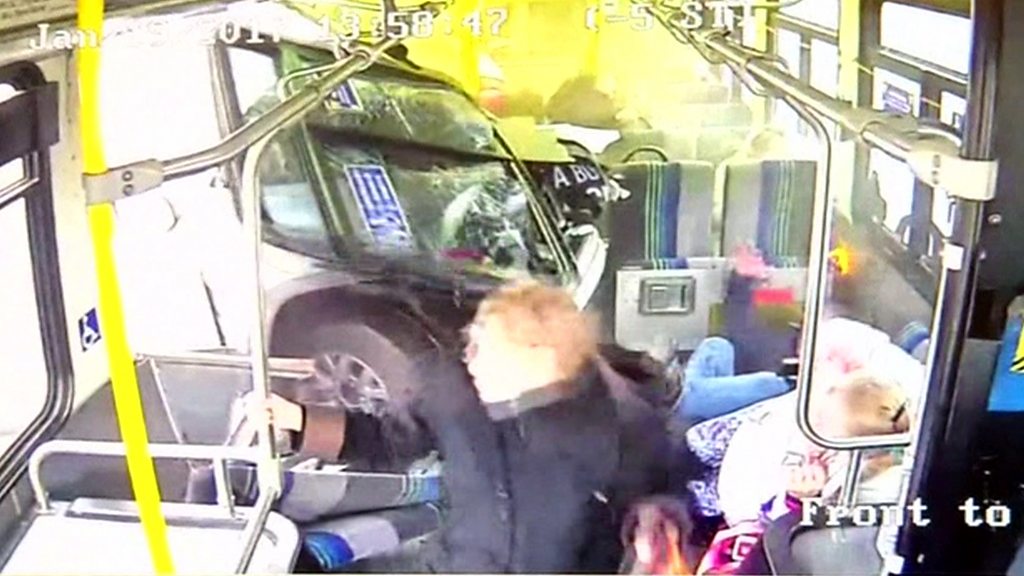 El dramático momento en que una camioneta embiste a un bus en EE.UU ... El dramático momento en que una camioneta embiste a un bus en EE.UU ...
