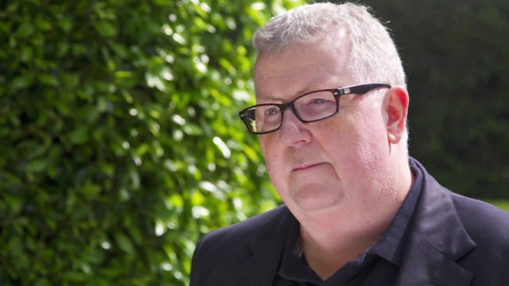 Steve Hewlett: Radio 4 presenter dies at the age of 58 - BBC News