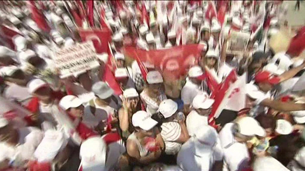 Mudaaharaadyo ruxay caasimada Turkiga - BBC News Somali