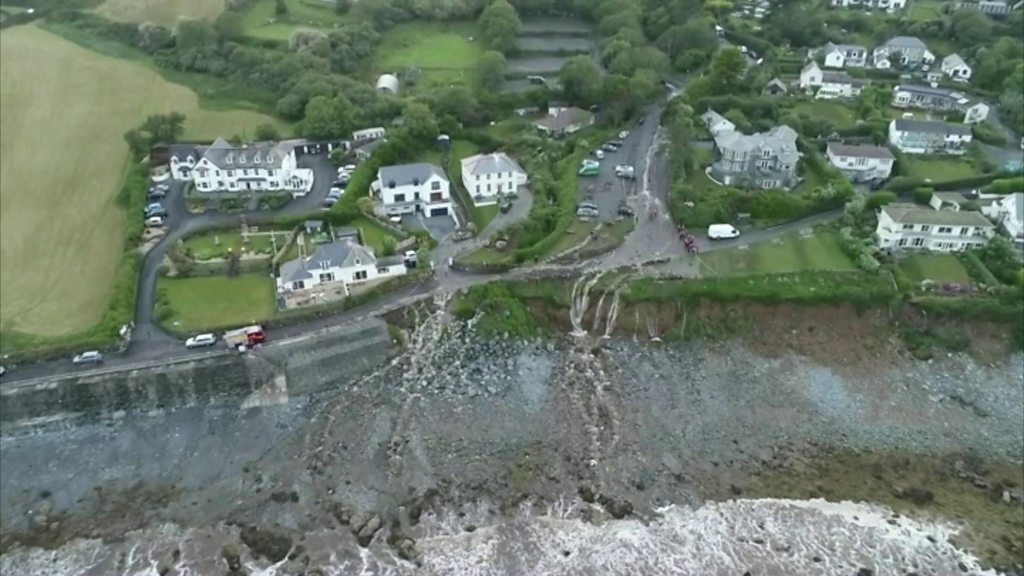 Flash flood sweeps through Coverack in Cornwall - BBC News