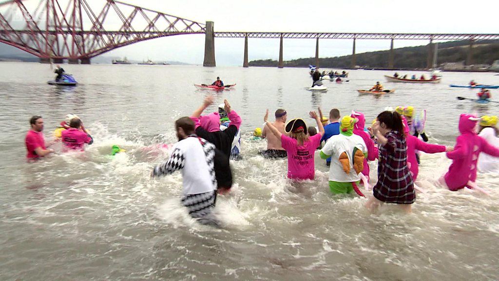 Loony Dookers brave the chilly Forth - BBC News