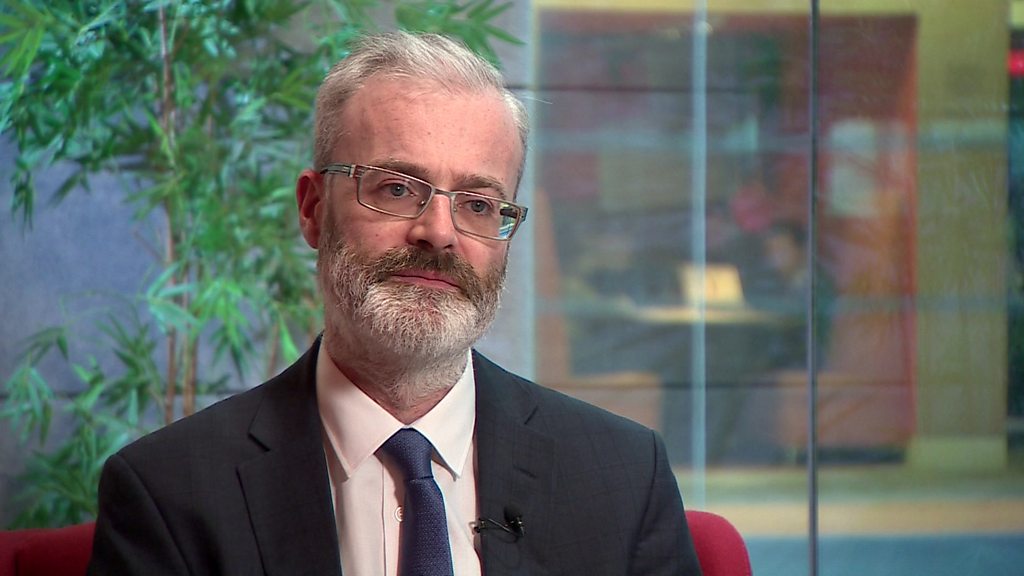 Health bosses criticise visa rules for doctors - BBC News