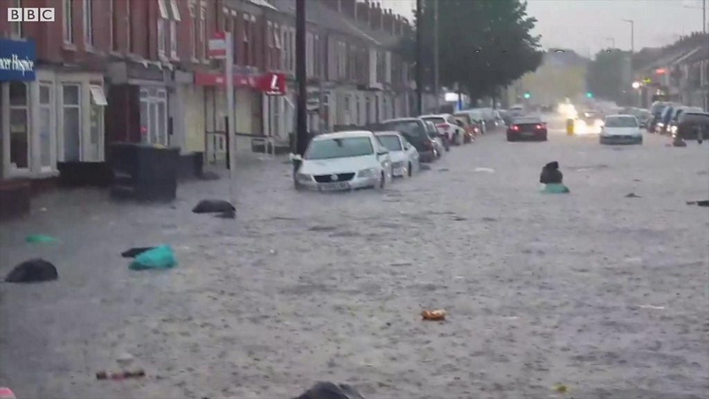 Northampton flash floods: Blocked drains blamed - BBC News