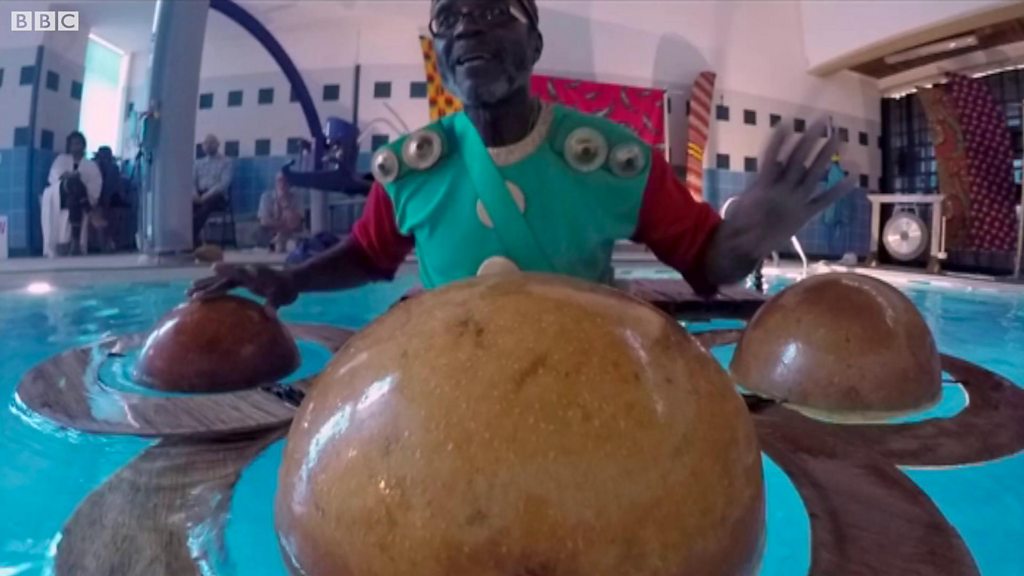 Splish Splash: New children's show immerses audience in water - BBC News