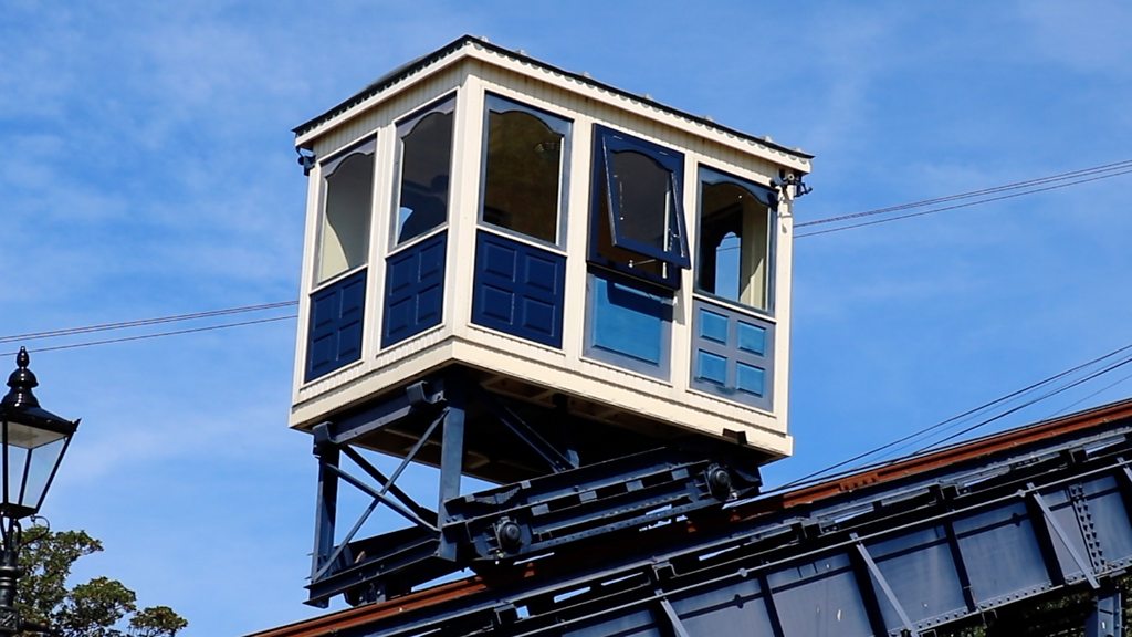 Southend's cliff lift needs more volunteers - BBC News