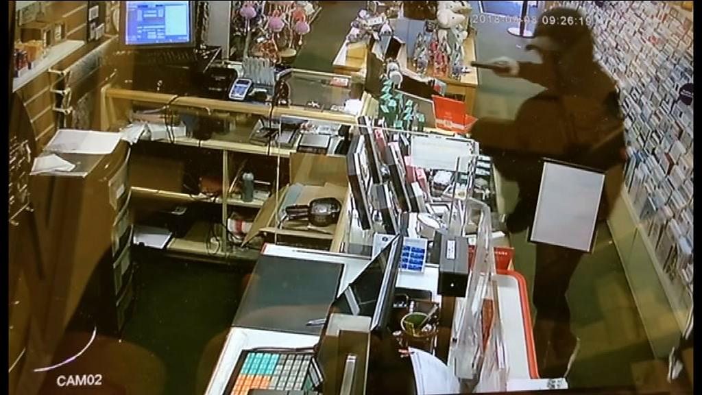 CCTV footage of armed robbery at Witney post office released - BBC News
