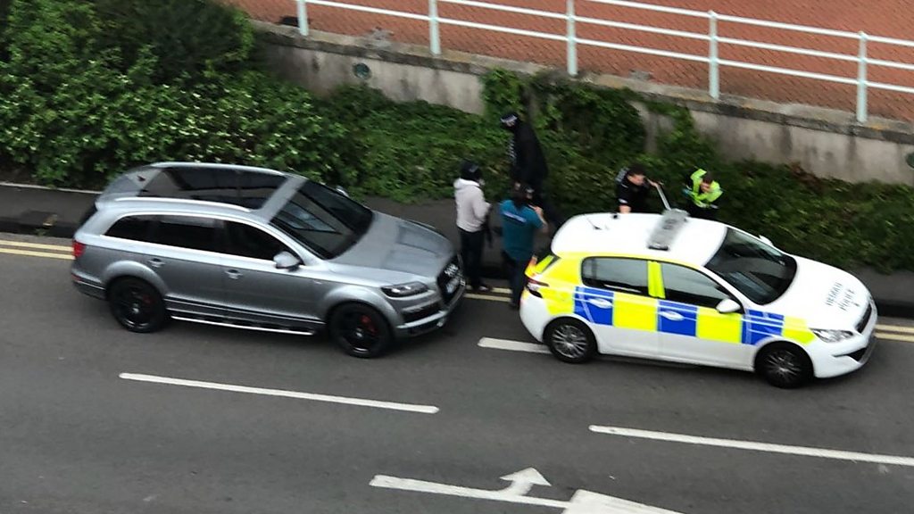 Armed police detain two men after Cardiff car stop - BBC News