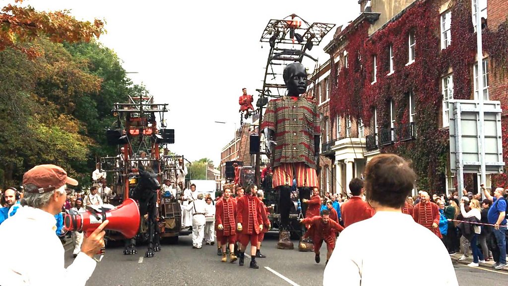 Liverpool Giants: Huge crowds turn out in city centre and Wirral - BBC News