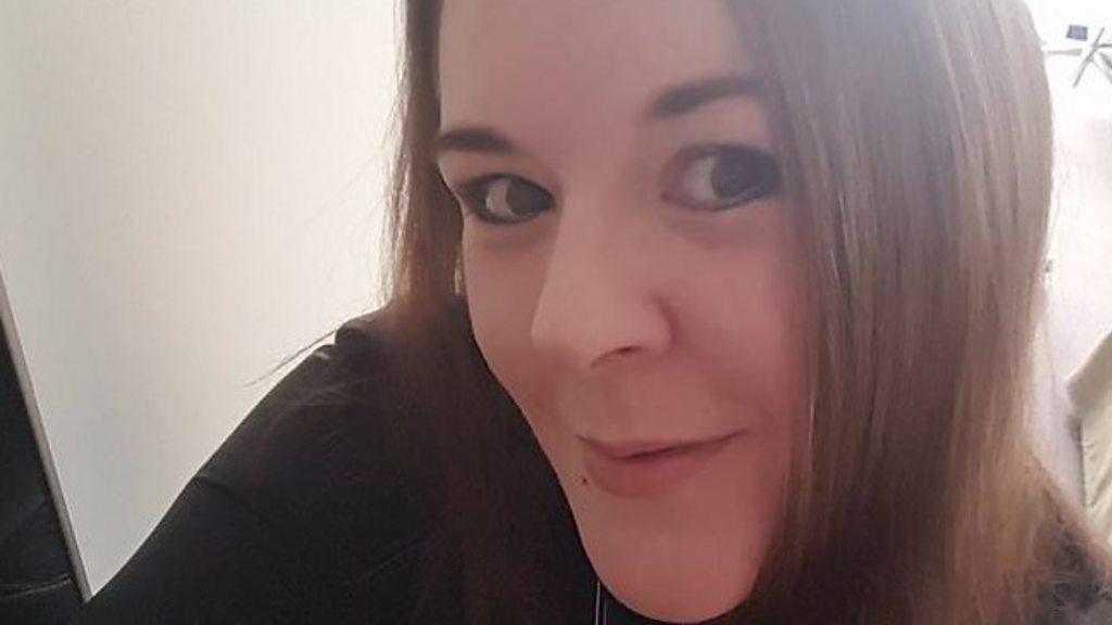 Laura Stuart let down by police before murder, family say - BBC News