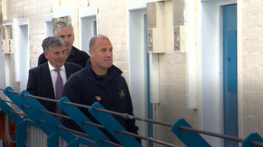 Ex-England striker Alan Smith inspires prison inmates - BBC News