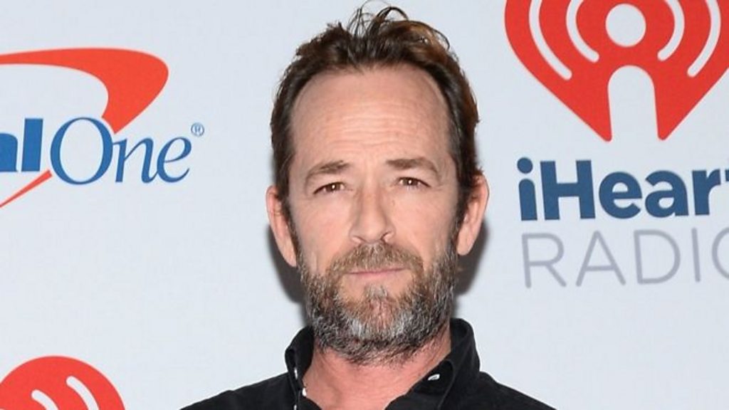 Luke Perry of Beverly Hills, 90210 and Riverdale dies at 52 - BBC News