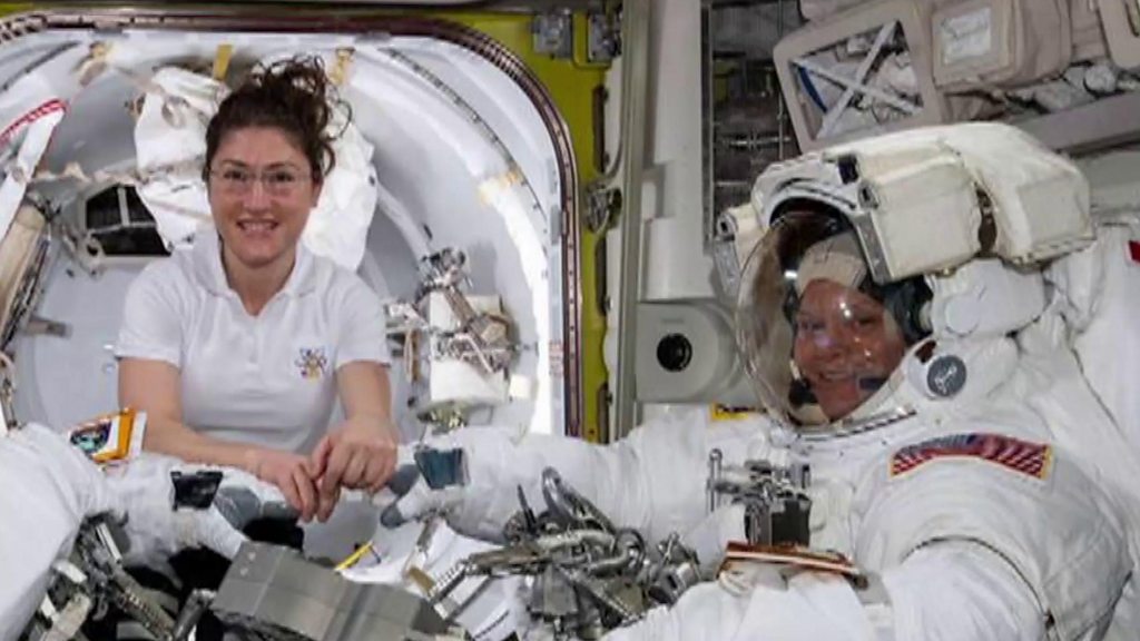 Trajes de astronautas y otros objetos diseñados solo para hombres - BBC ...