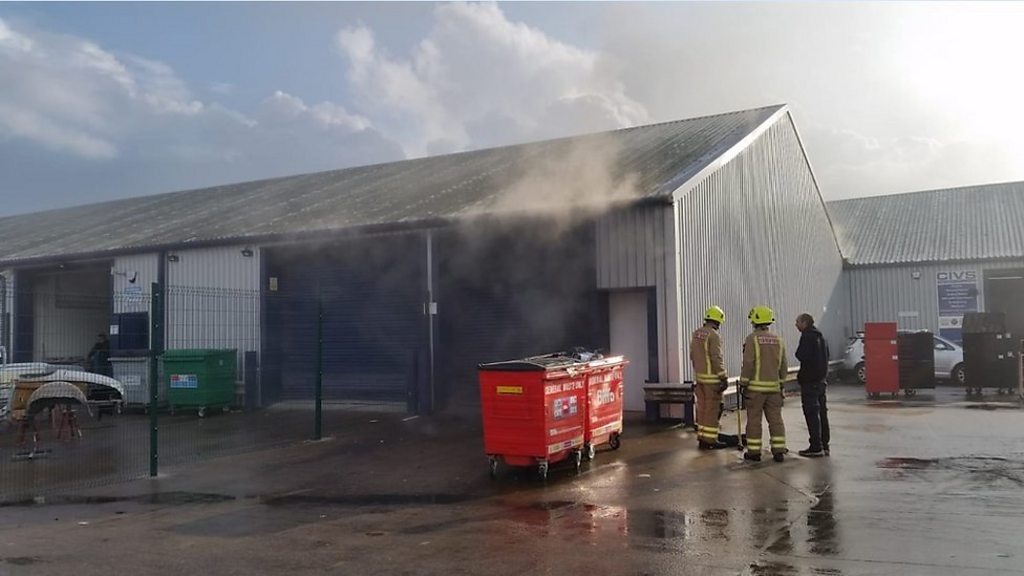 Cardiff fire: Large plumes of smoke from Penarth Road - BBC News