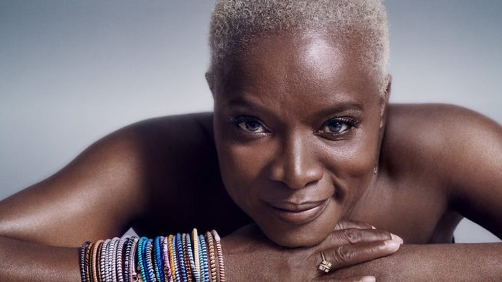 La diva Angélique Kidjo est l'invitée de BBC matin - BBC News Afrique
