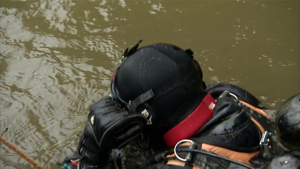 Nicola Payne: Canal search in hunt for missing mum - BBC News