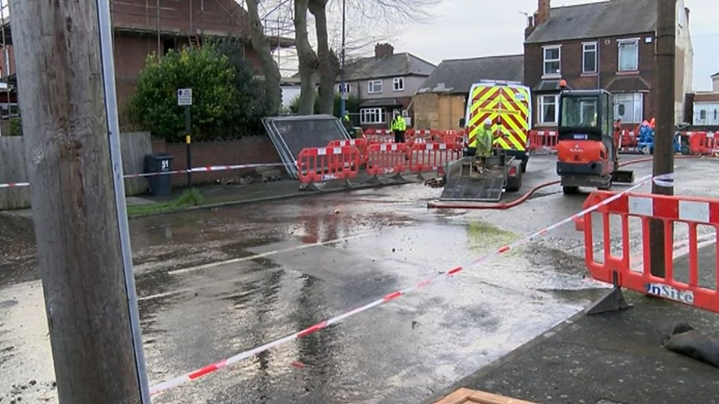 Tipton flooding: Burst water main 'in exactly same spot' - BBC News