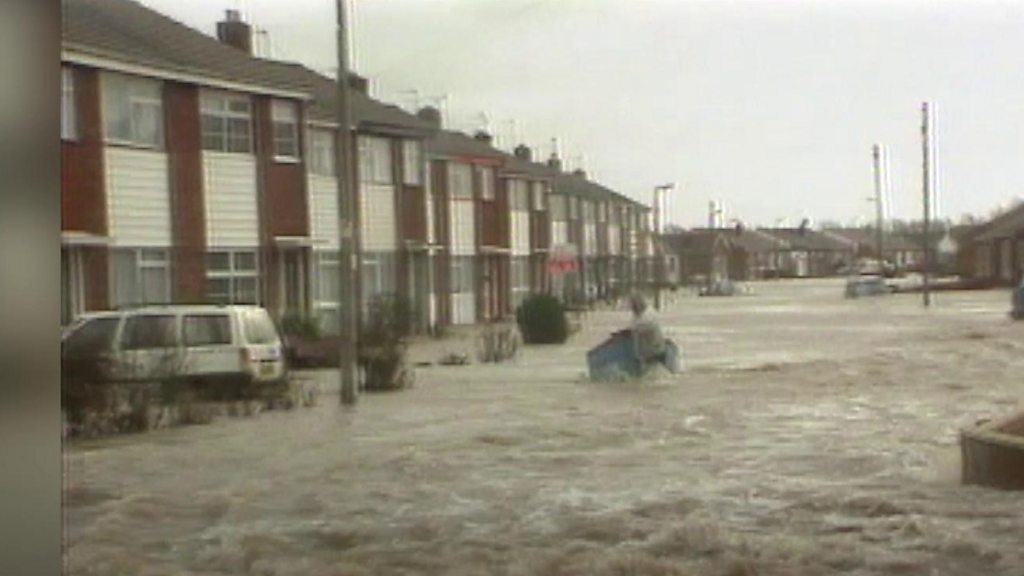 Flooding: Looking back on the 1990 Towyn devastation - BBC News