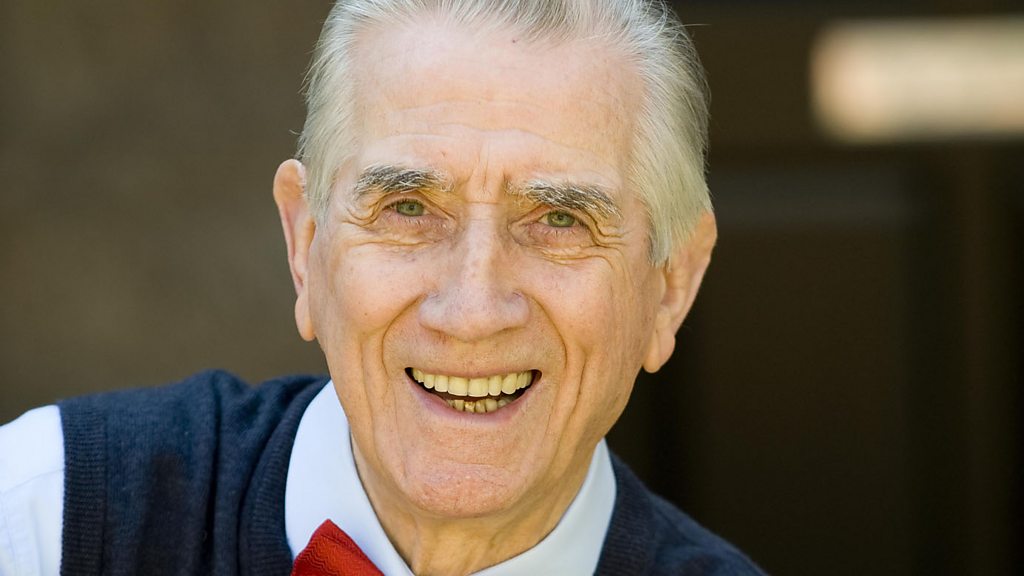 Stage and screen entertainer Johnny Beattie dies aged 93 - BBC News
