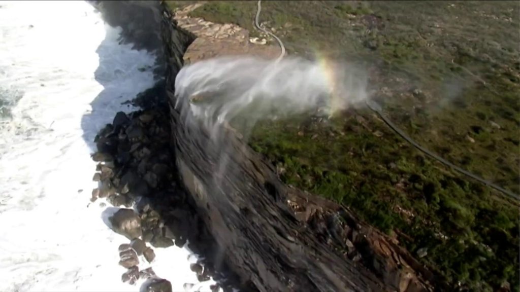 Abin al'ajabi: Ruwa ya bar gangare yana haurawa tudu - BBC News Hausa