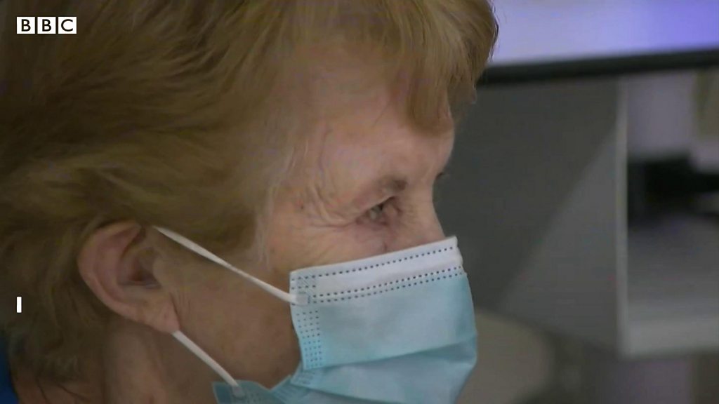 Virusi vya corona: Ajuza wa miaka 90 awa mtu wa kwanza kupewa chanjo ya ...