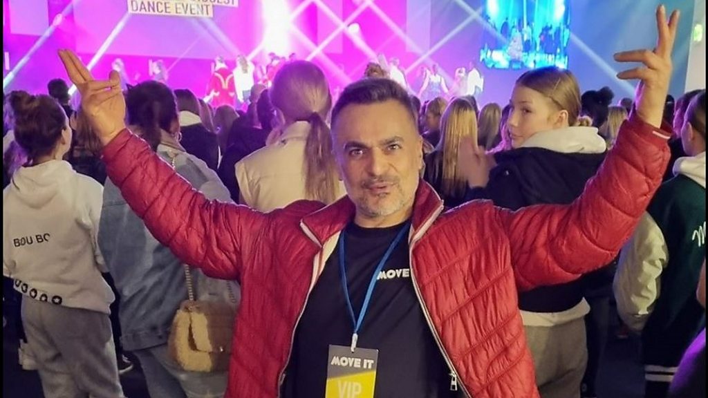 Paul Salt - Liverpool 'Bus Stop Dancer' goes viral - BBC Sounds