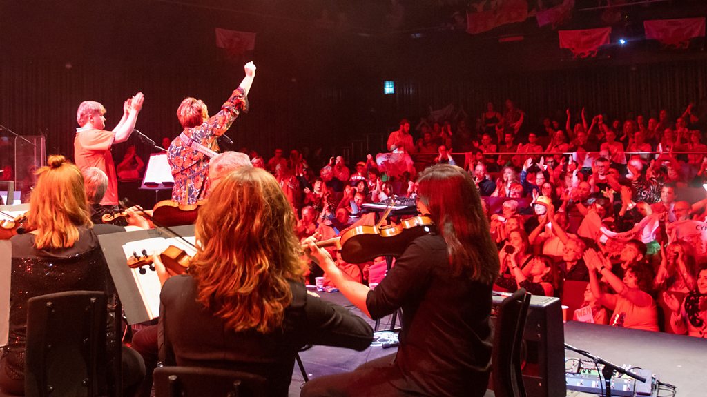 Y Gerddorfa - Gig y Wal Goch - BBC Sounds