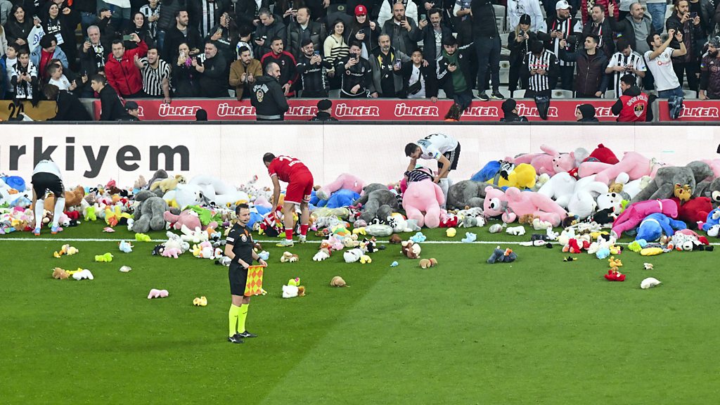 World Football - Turkish football fans support the earthquake victims ...