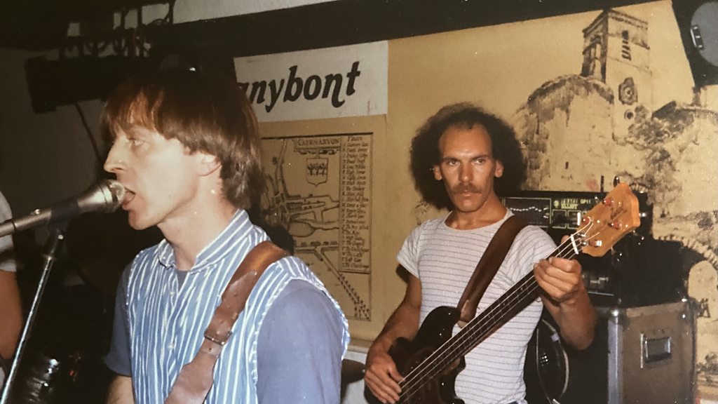 Rhys Mwyn - Atgofion am Ganolfan Tanybont, Caernarfon - BBC Sounds