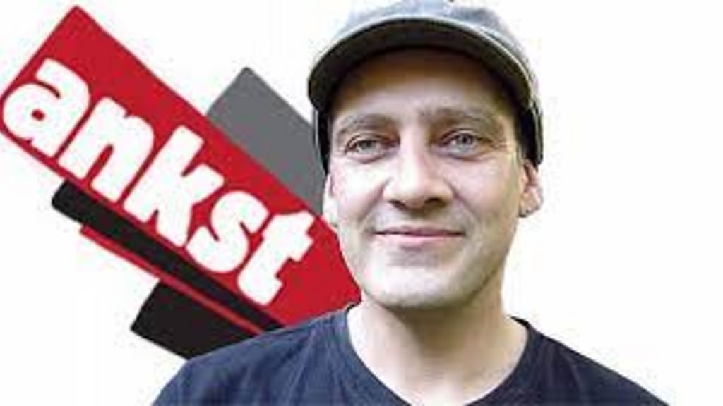 Dros Ginio - Teyrnged i Emyr Glyn Williams, Emyr Ankst - BBC Sounds