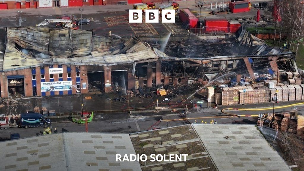Southampton fire: Crews on scene for second night - BBC Sounds