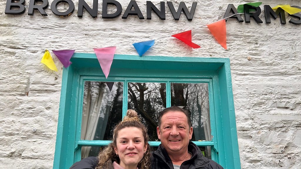 Aled Hughes - Prynu Y Ring, Garreg Llanfrothen i'r gymuned - BBC Sounds