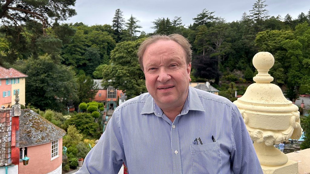 Aled Hughes - Canrif o bentref Portmeirion - ond gafodd Clough orffen ...