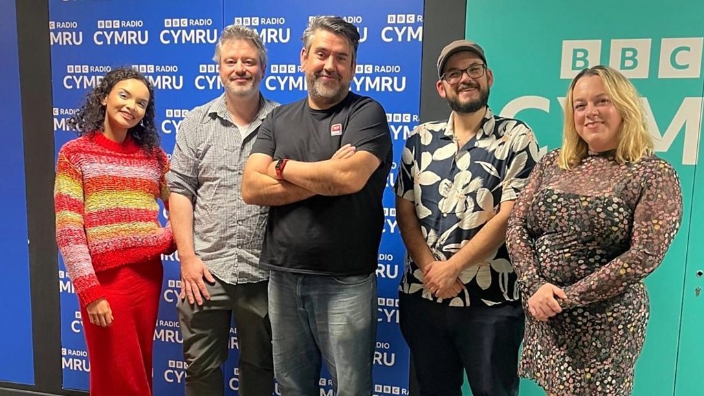 Addunedau i achub y Gymraeg: Gêm banel Uffern Iaith y Nefoedd - BBC Sounds