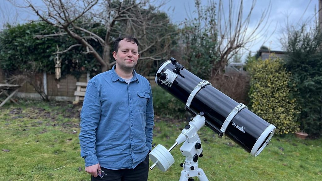 Bore Cothi - Y Bardd Llŷr Gwyn Lewis yn gweld sêr - BBC Sounds