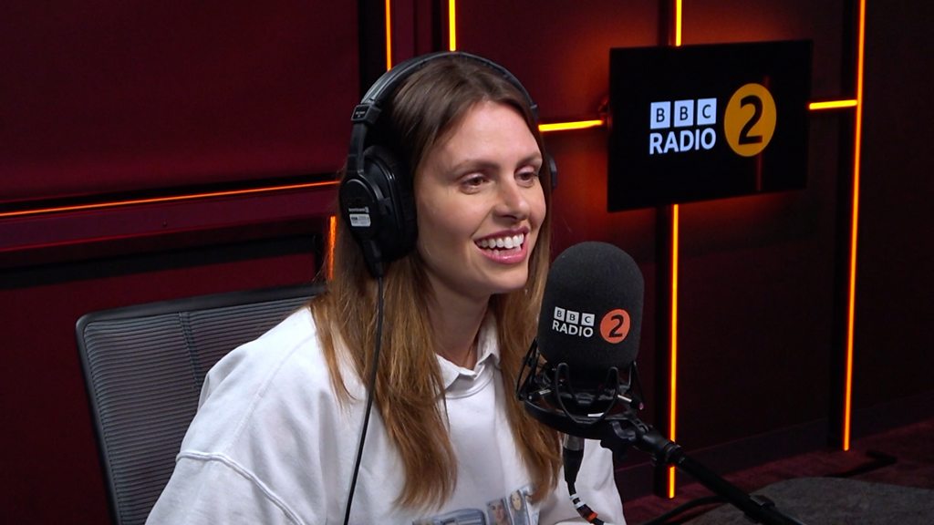 Scott Mills gives Ellie Taylor an unusual Radio 2 welcome gift