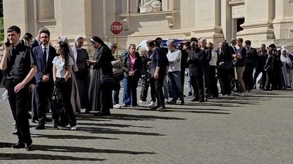 Vatican staff queue to see Pope in open coffin