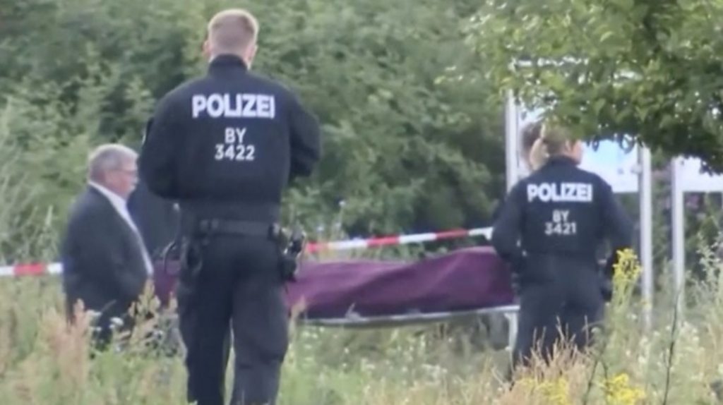 German train attacker 'had IS flag' - BBC News