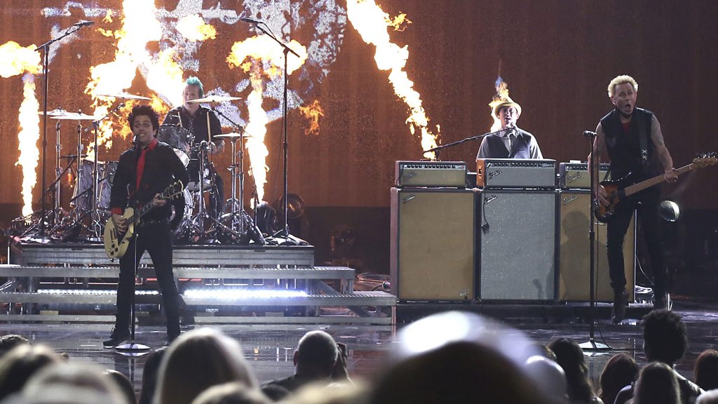 Music News LIVE: Green Day make Trump protest at AMAs - BBC