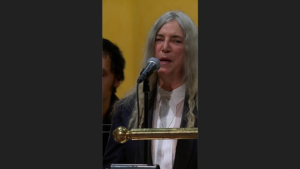 The singer apologised mid-song at the Nobel Prize ceremony - BBC News