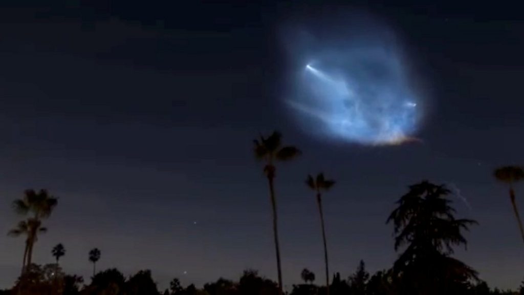 SpaceX lights up the skies above California - BBC News