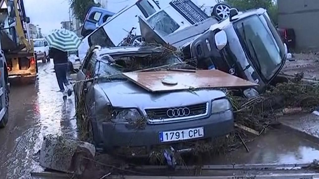 Majorca flash floods: Cars seen floating in water