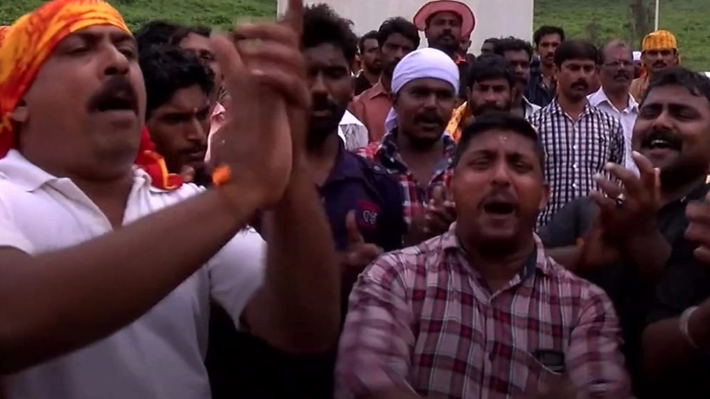 Angry crowds block women from Hindu temple - BBC News